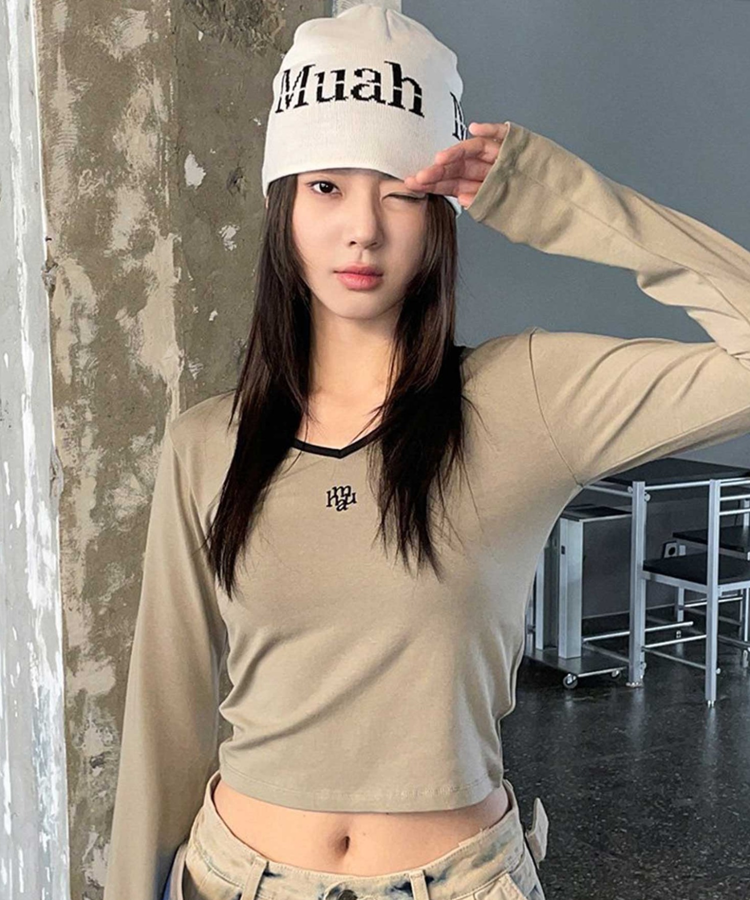 A'GEM/9 × .kom 『muah muah/ムーアムーア』 LOGO STITCH V-NECK COLORING LONG SLEEVE/ロゴステッチVネック カラリングロングシャツ ...