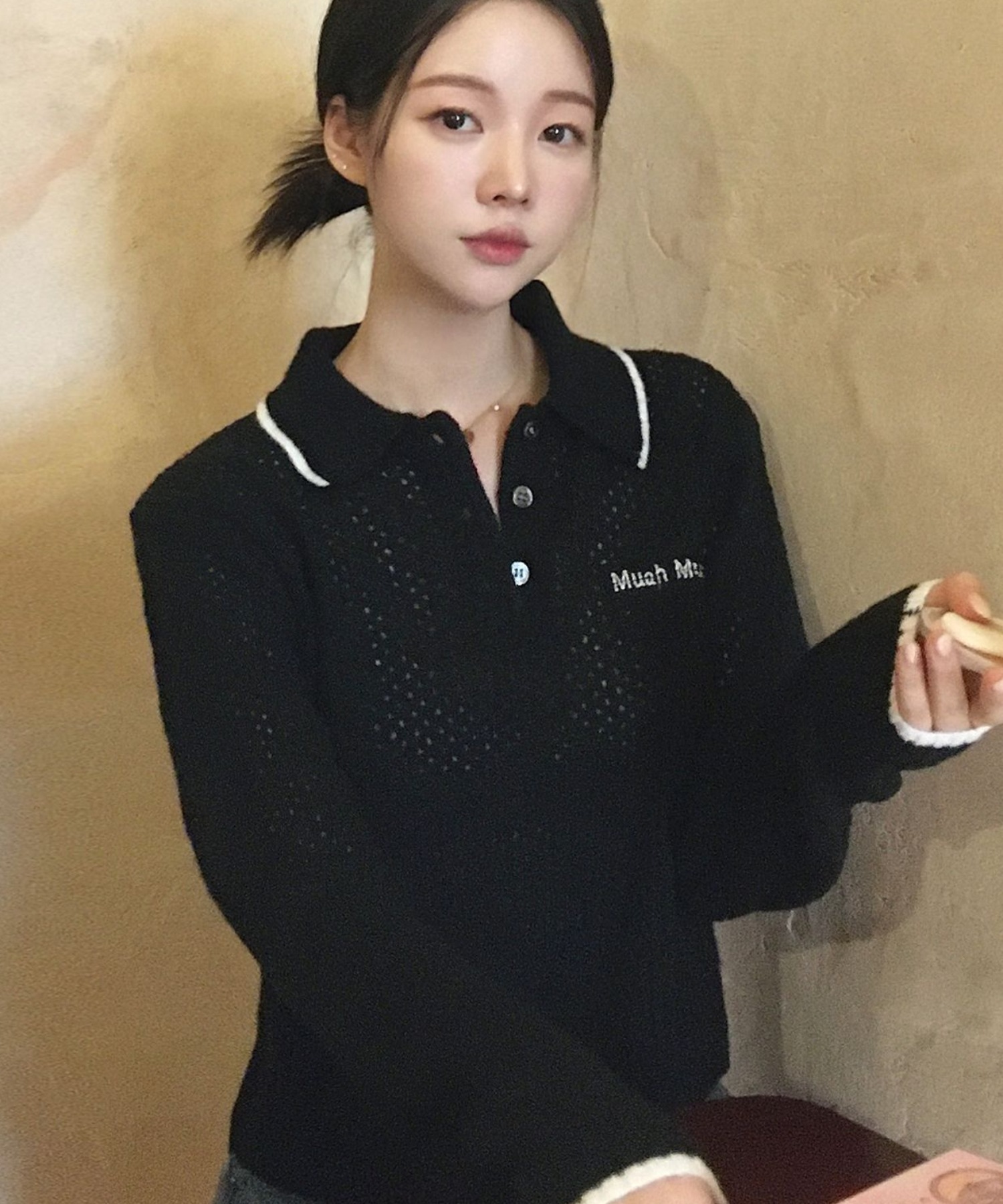 A'GEM/9 × .kom 『muah muah/ムーアムーア』LOGO COMBI COLLAR KNIT/ロゴコンビ カラーニット ...